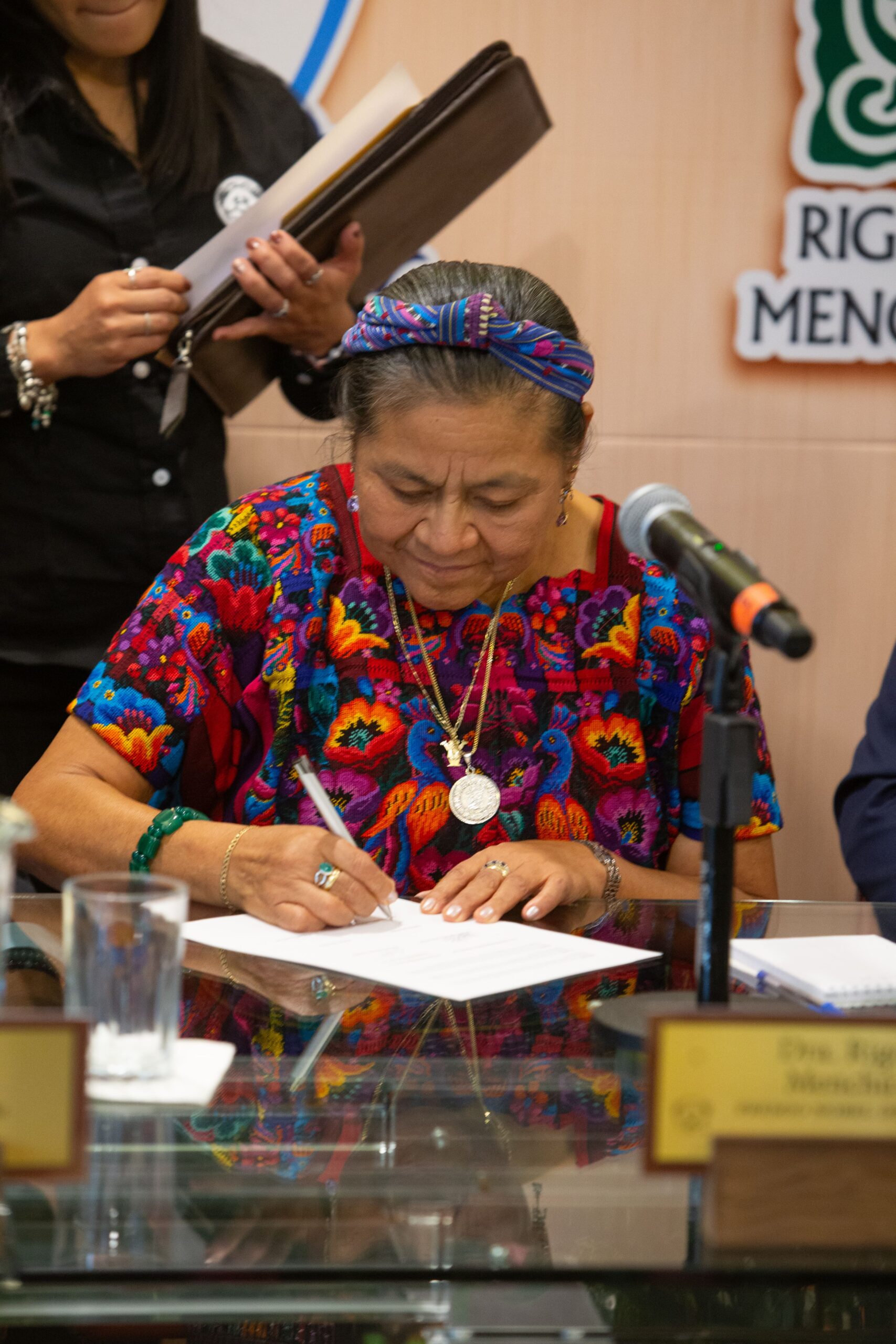 Rigoberta Menchú nominará al Grupo Por Un País Mejor al Premio Nobel de ...